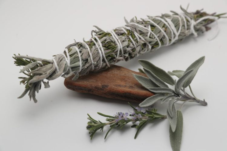 Sahumar con Salvia: Prácticas para la Purificación del Hogar
